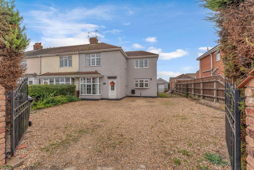 4 bedroom semi-detached house for sale in Louth Road, Holton-Le-Clay, DN36