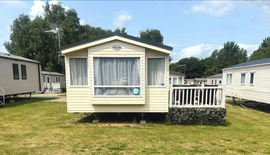3 bedroom caravan for sale in Three bed Atlas Everglade, Caldecott Hall ...