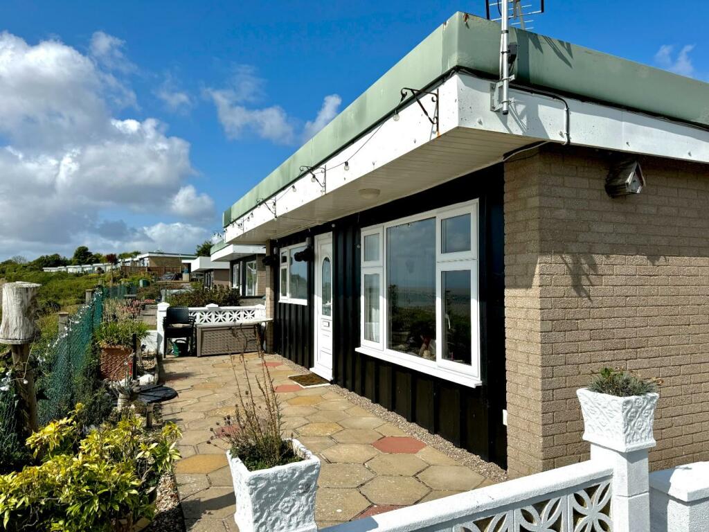 2 bedroom chalet for sale in Fort Road, Lavernock, Penarth, CF64