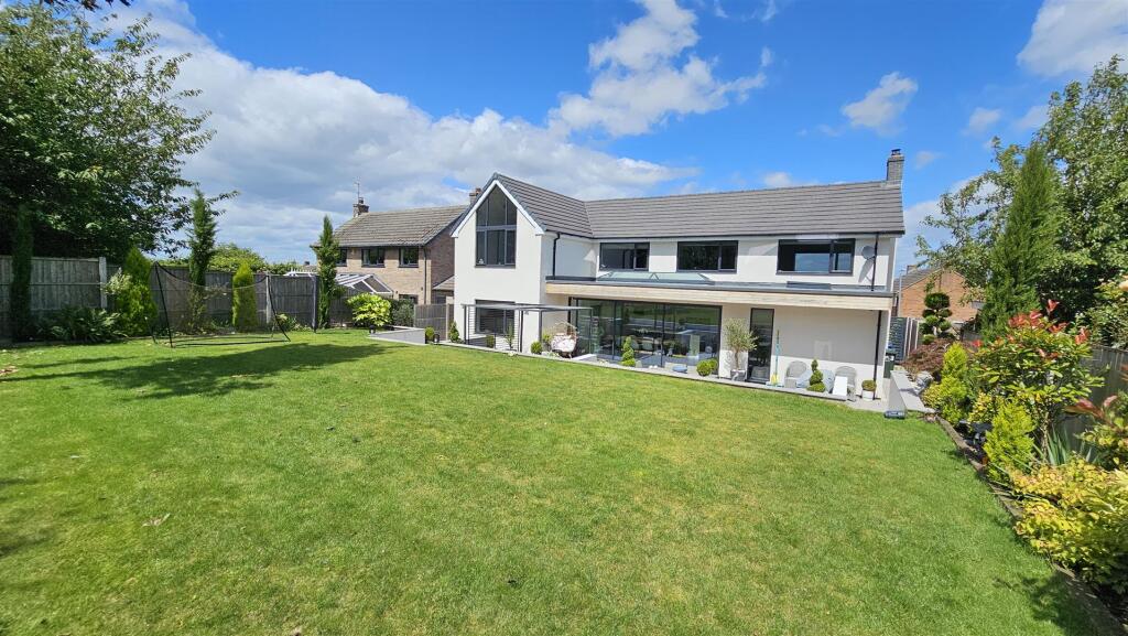 4 bedroom detached house for sale in Langar Road, Bingham, NG13