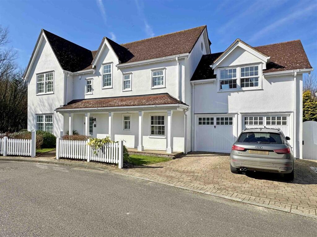 6 bedroom detached house for sale in Petworth Close, Great Notley ...