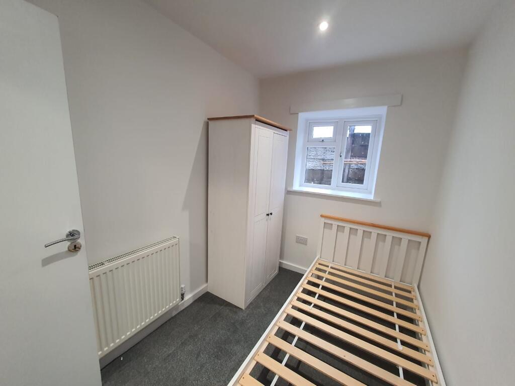 4-bedroom Flat for rent in Bury BL9, a Walmersley Road. Pid=748105