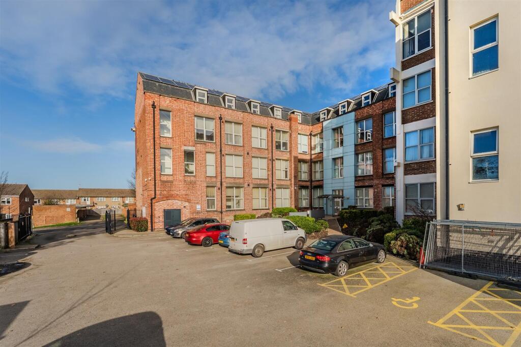 2 bedroom flat for sale in Cobden Street, Kettering, NN16