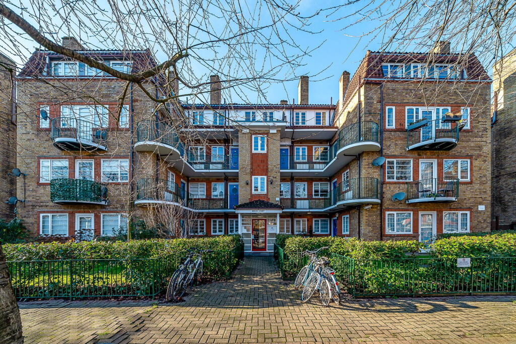 3 bedroom maisonette for sale in Acorn Walk, London, SE16 5DU, SE16
