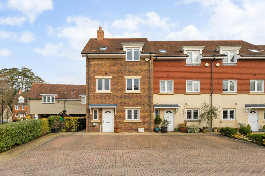 4 bedroom end of terrace house for sale in Hunters Place, Hindhead, GU26