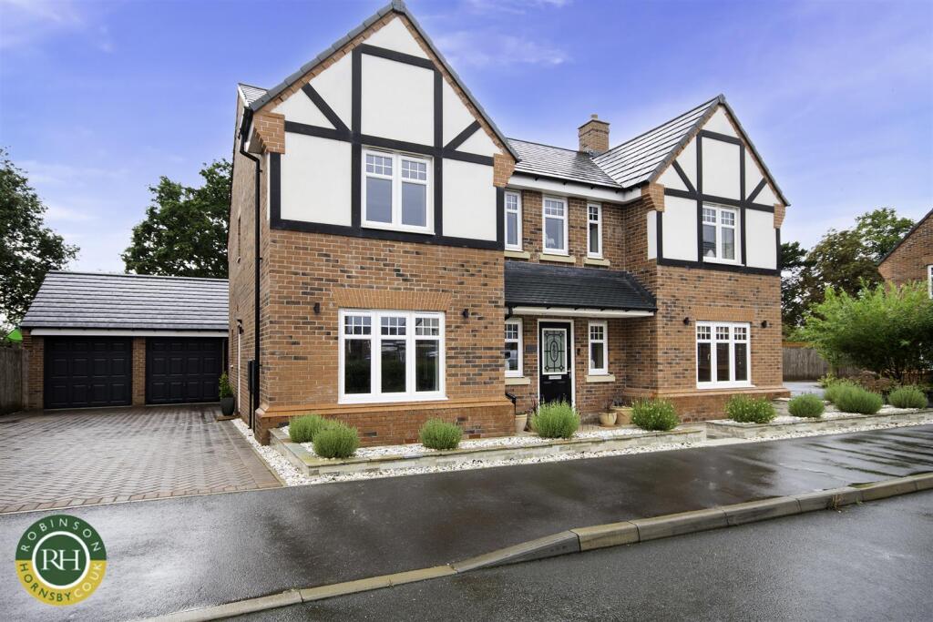 5 bedroom detached house for sale in Snowden Drive, Retford, DN22
