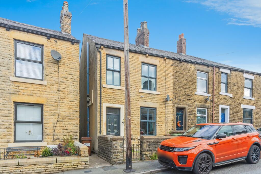 3 bedroom end of terrace house for sale in Hadfield Road, Glossop, SK13