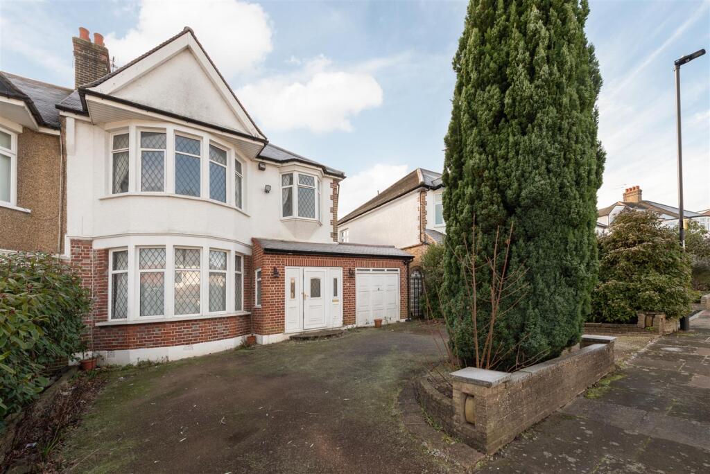 4 bedroom semi-detached house for sale in Brackendale, London, N21