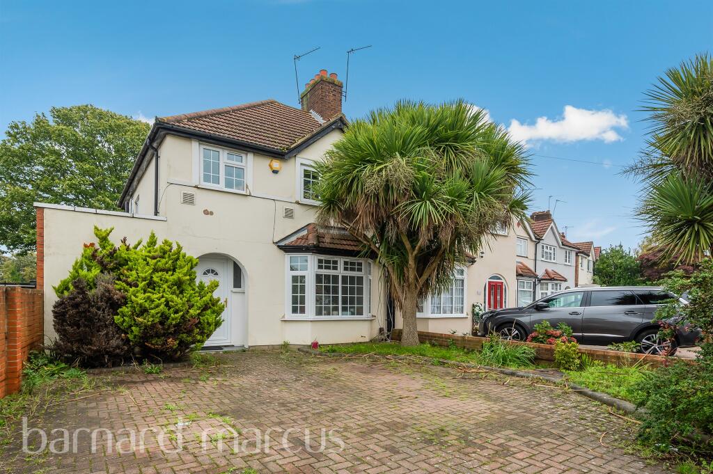 3 bedroom semi-detached house for sale in Sutton Way, Heston, TW5
