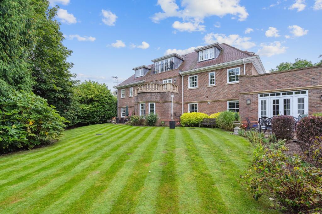 2 bedroom ground floor flat for sale in Penn Road, Knotty Green, HP9