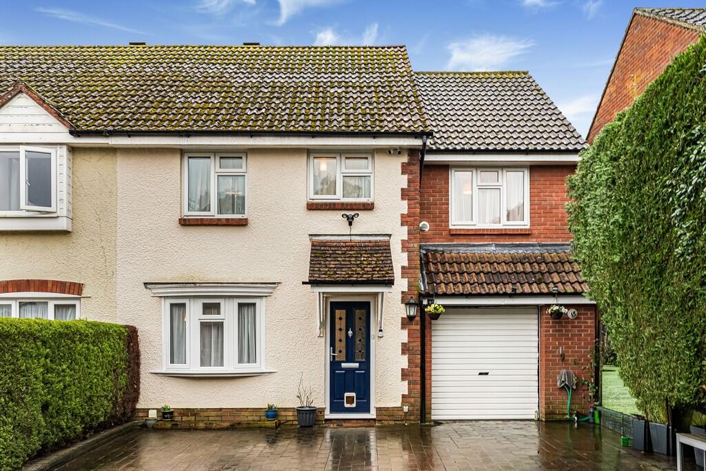 4 bedroom semi-detached house for sale in Wheatear Drive, Petersfield ...