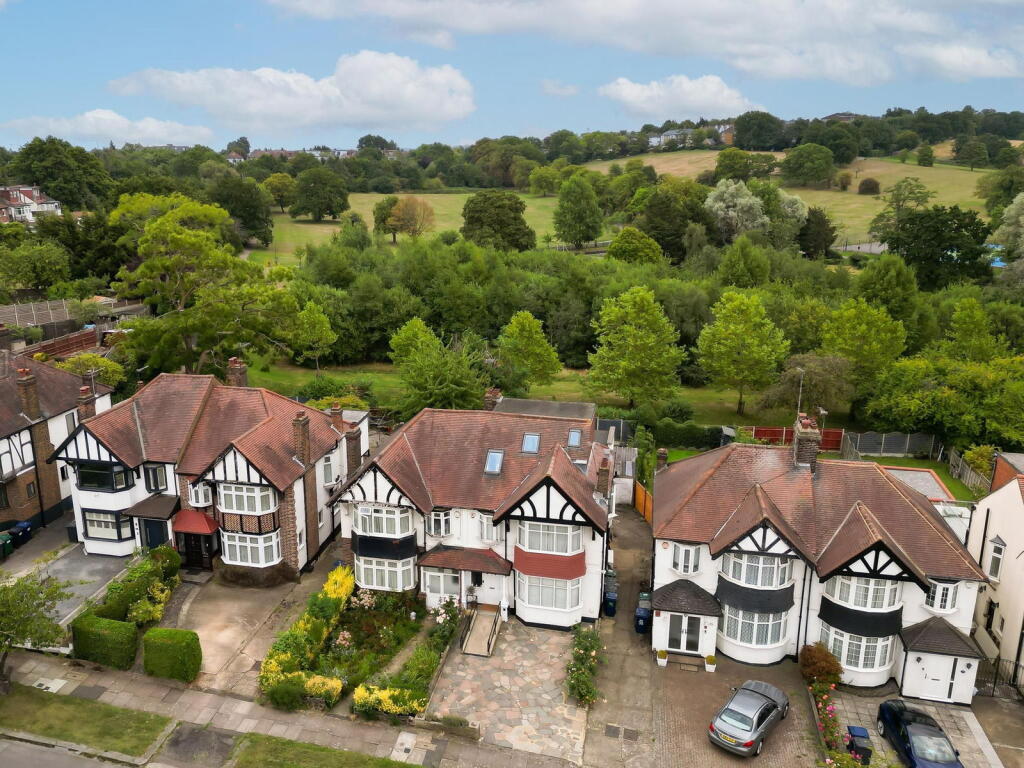 6 bedroom semi-detached house for sale in Westside, London, NW4 4XB, NW4