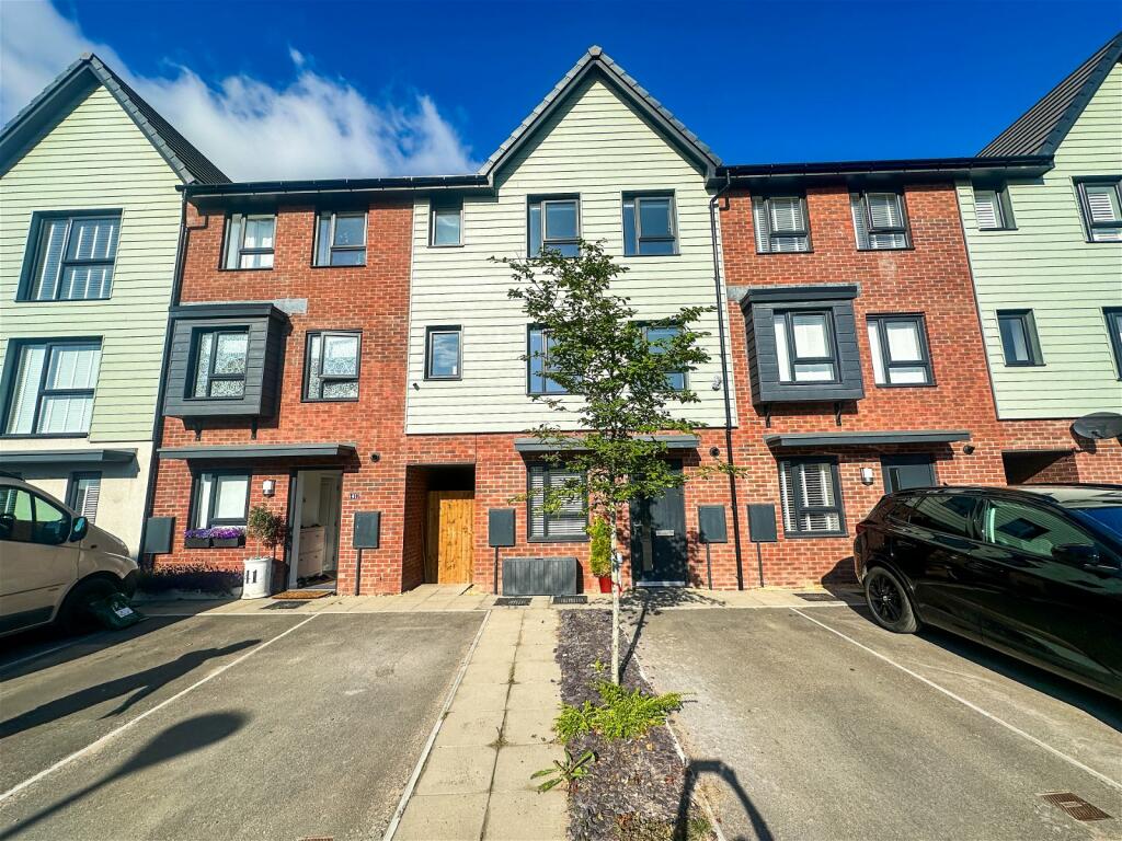 4 bedroom town house for sale in FFordd Wallace, Barry, Vale of ...