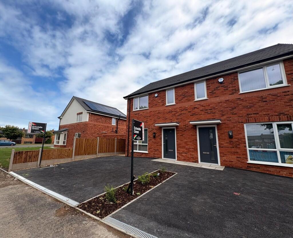3 bedroom terraced house for sale in Thatto Heath, Stevenage Close, St ...