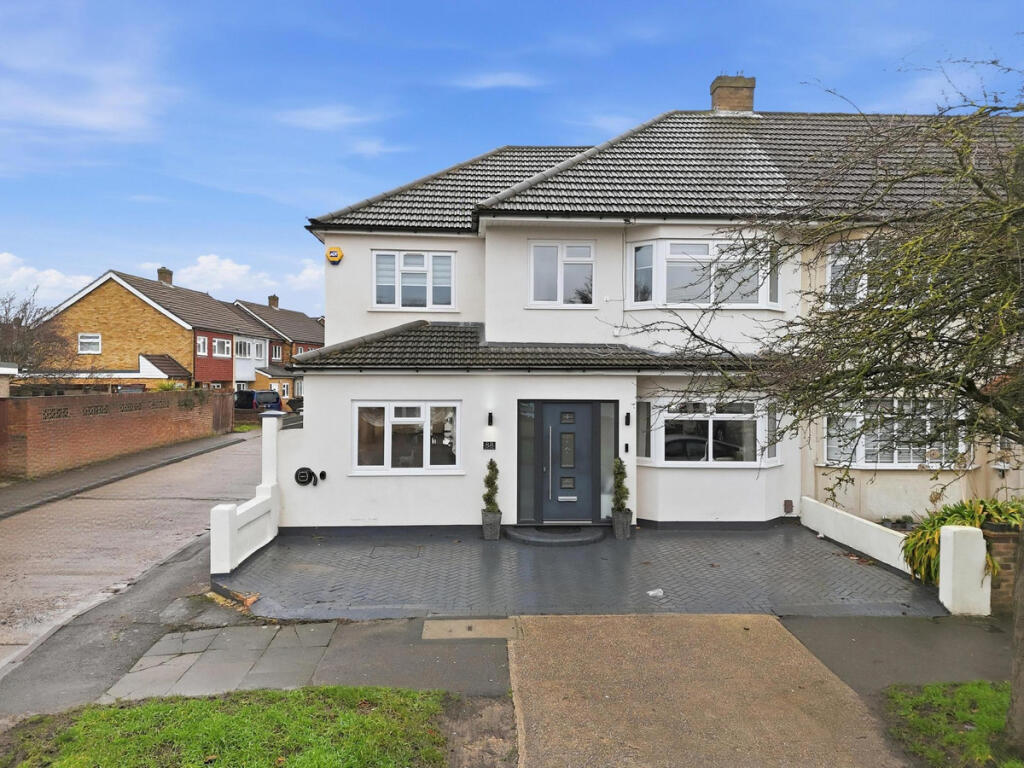 5 bedroom end of terrace house for sale in Elmer Gardens, Rainham, RM13 ...