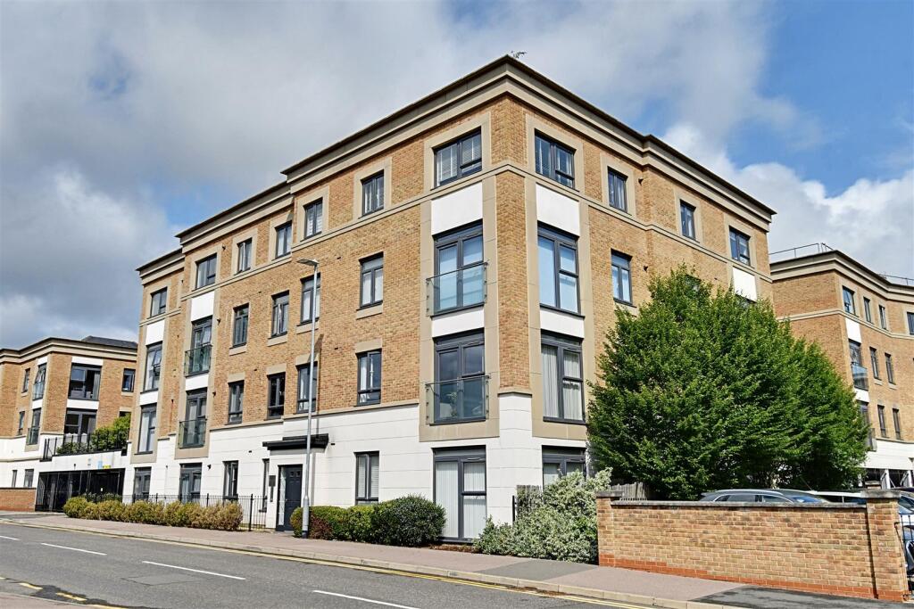 2 bedroom flat for sale in Claud Hamilton Way, Hertford, SG14