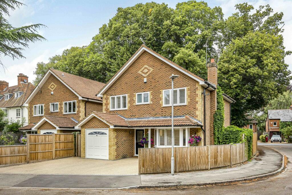 4 bedroom detached house for sale in Pinewood Drive, Caversham Heights ...