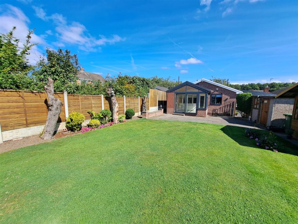 3 bedroom detached bungalow for sale in Cleveland Garth, Lupset Park ...