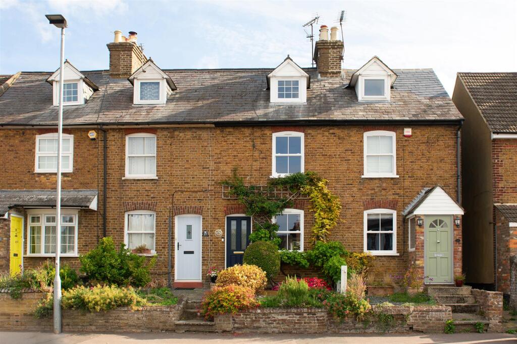 3 bedroom terraced house for sale in Wingrave Road, Tring, HP23