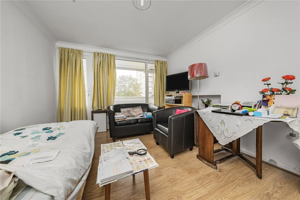 1 bedroom apartment for sale in Holmsley House, Tangley Grove, London, SW15