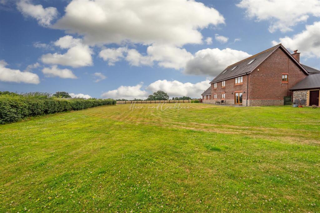 4 bedroom detached house for sale in Walk Farm Drive, Castleton ...
