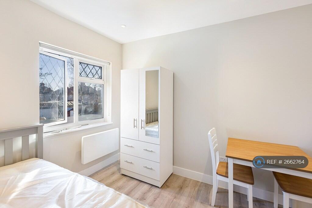 Studio flat for rent in Lime Close, South Ockendon, RM15