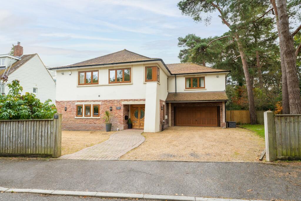 5 bedroom detached house for sale in Broadstone, BH18