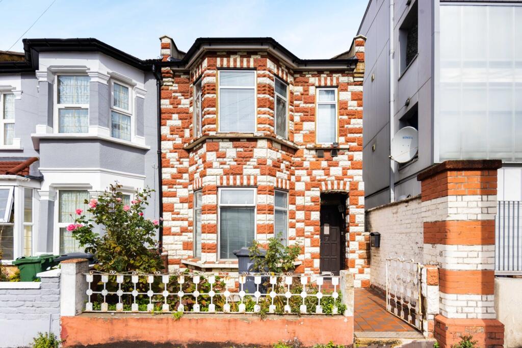 3 bedroom end of terrace house for sale in Ruckholt Road, London, E10