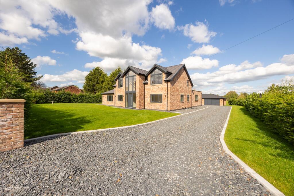 4 bedroom detached house for sale in Chapel Lane, New Longton, PR4
