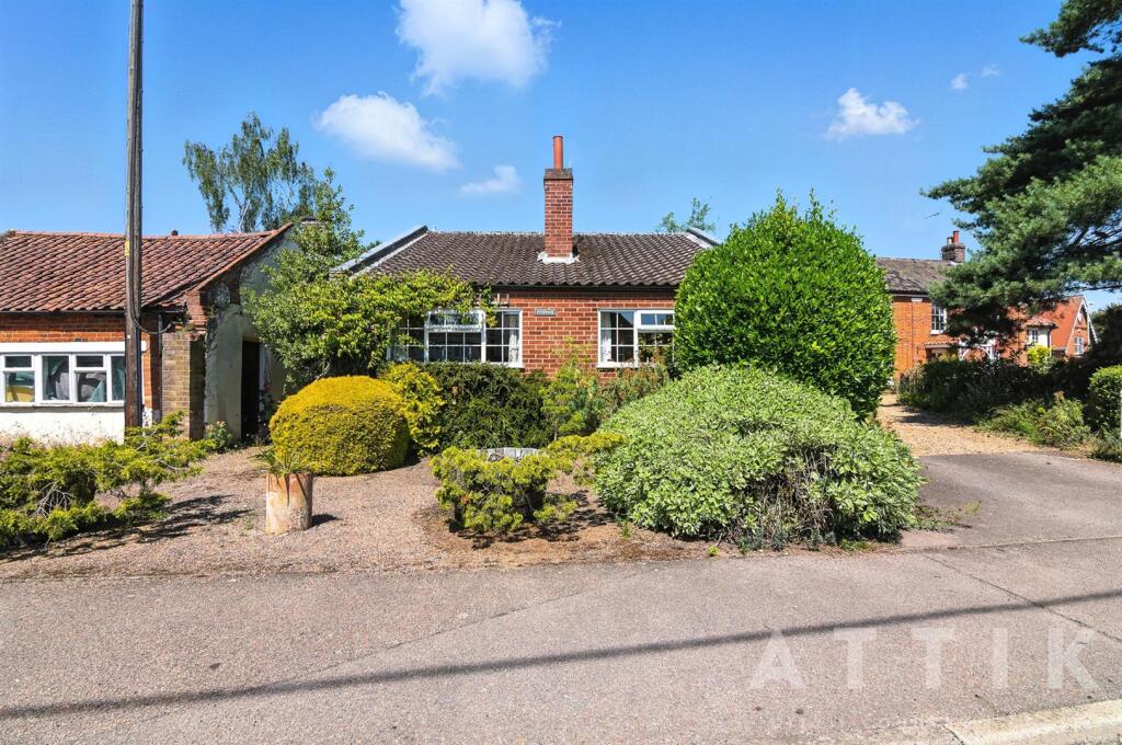 3 bedroom detached bungalow for sale in The Street, Holton, IP19