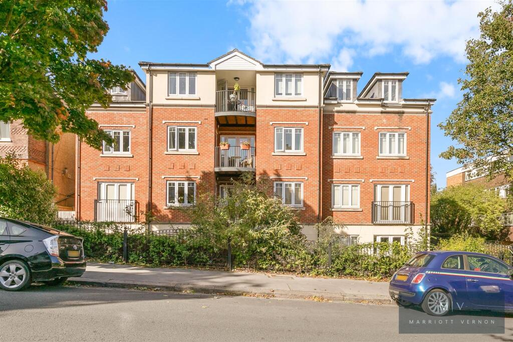 2 bedroom flat for sale in Normanton Road, South Croydon, CR2