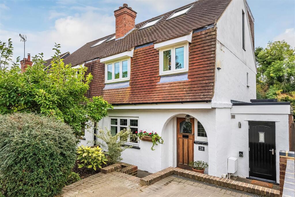 4 bedroom semi-detached house for sale in Gordons Way, Oxted, RH8