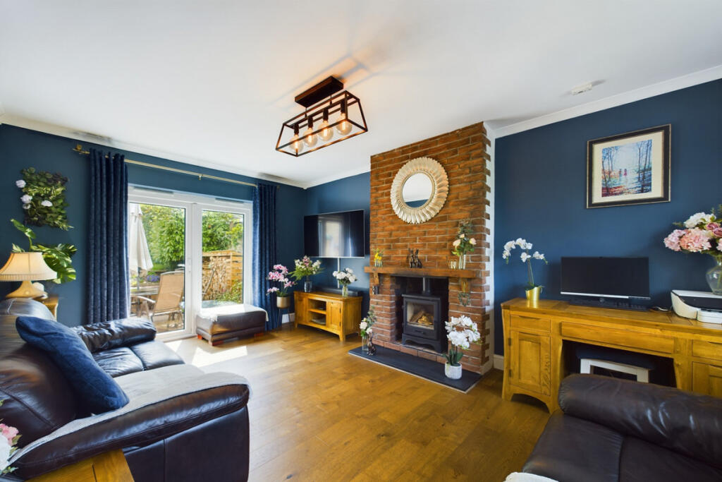 2 bedroom semi-detached house for sale in Roughdown Avenue, Boxmoor, HP3