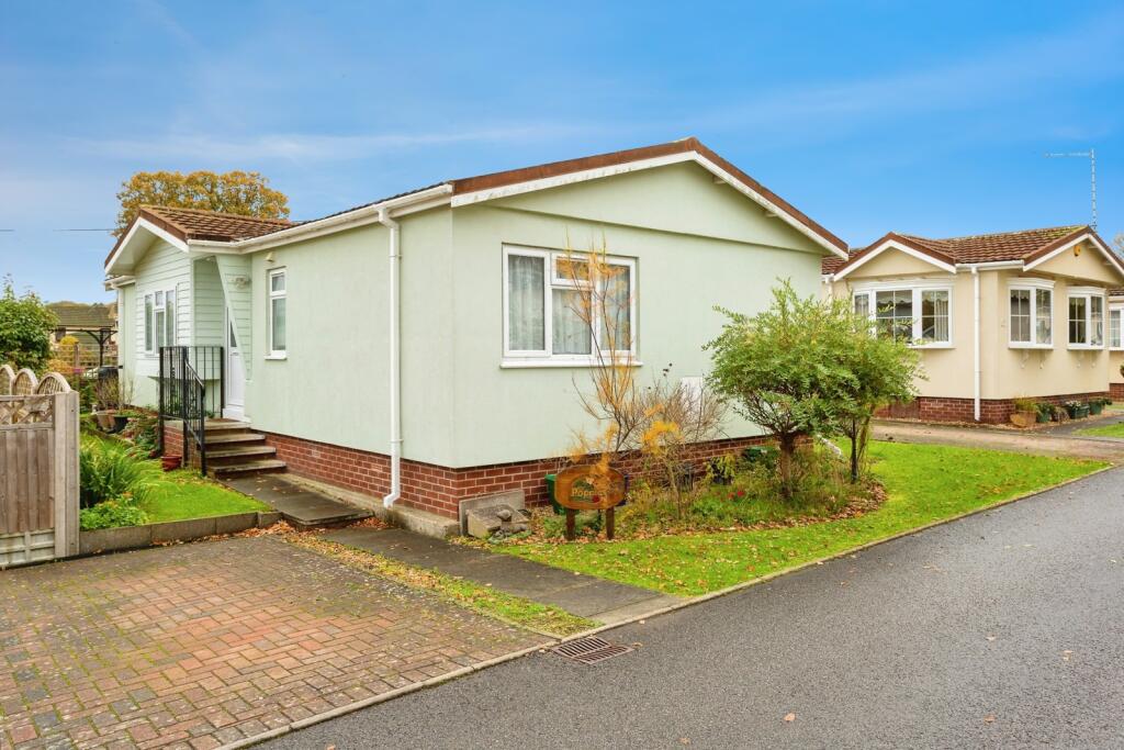 2 bedroom detached house for sale in Broadway Park, The Causeway ...