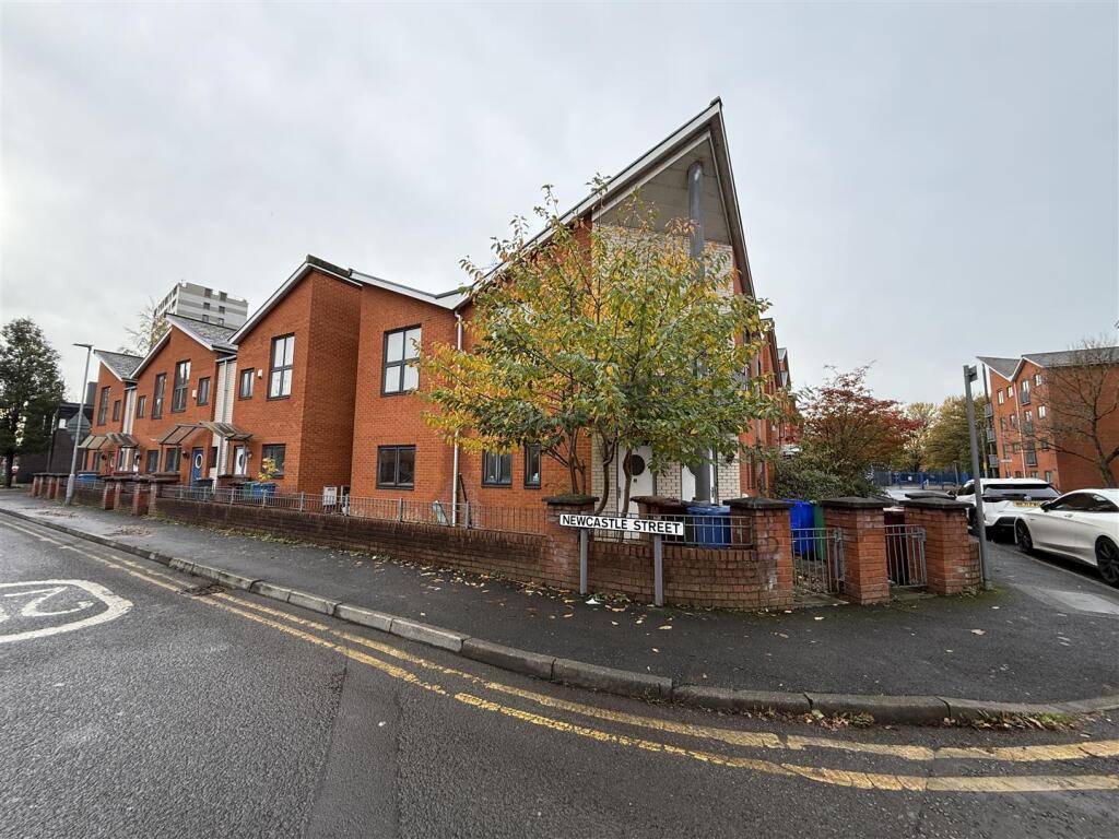 3 bedroom house for sale in Newcastle Street, Manchester, M15