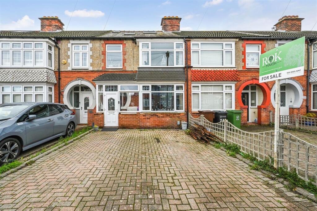 4 bedroom terraced house for sale in Chatsworth Avenue, Portsmouth, PO6