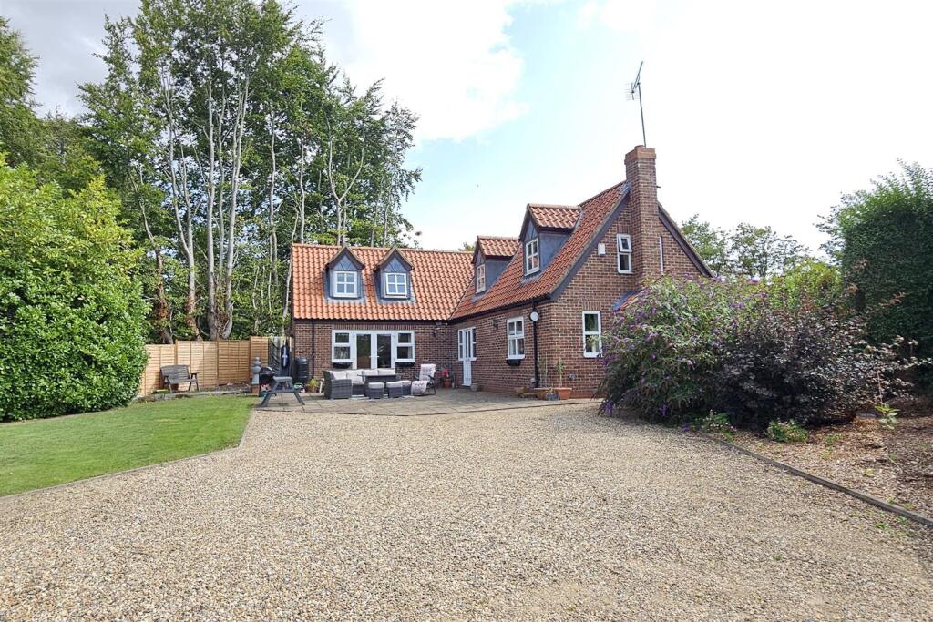 3 bedroom detached house for sale in Welton Road, Brough, HU15
