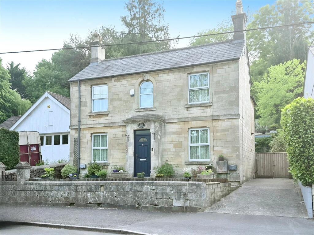 3 bedroom detached house for sale in Devizes Road, Box, SN13