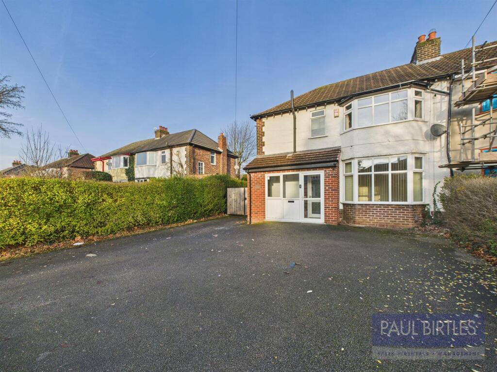 4 bedroom semi-detached house for sale in Moorside Road, Flixton ...