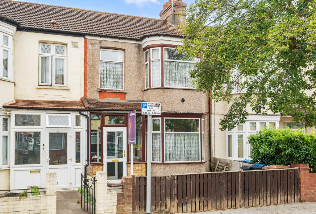 3 bedroom terraced house for sale in Framfield Road, Mitcham, CR4
