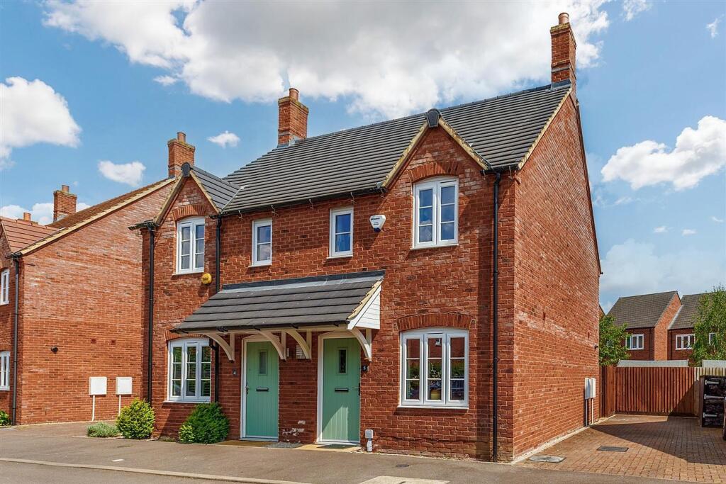 2 bedroom semi-detached house for sale in Smith Close, Kineton, CV35