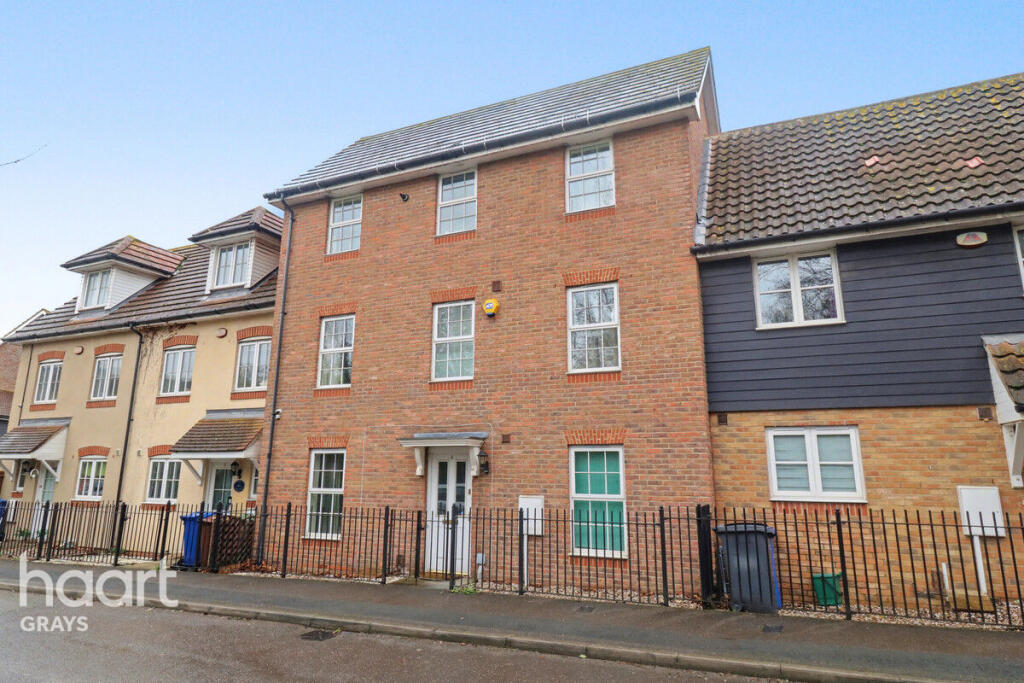 4 bedroom town house for sale in Caspian Way, Purfleet, RM19
