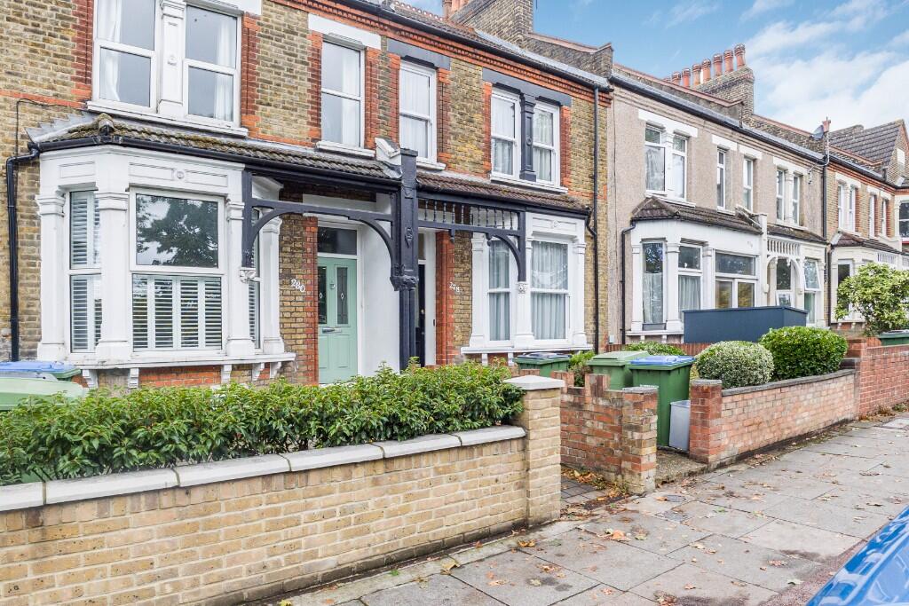 4 bedroom terraced house for sale in Plumstead Common Road, London, SE18