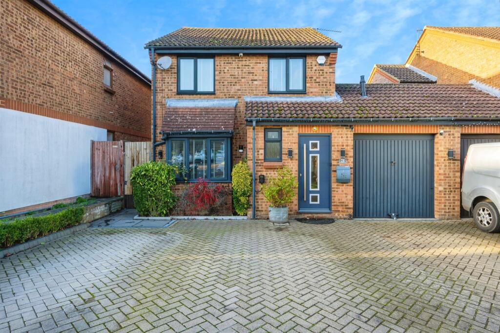 3 bedroom link detached house for sale in Highfields Close, Dunstable, LU5