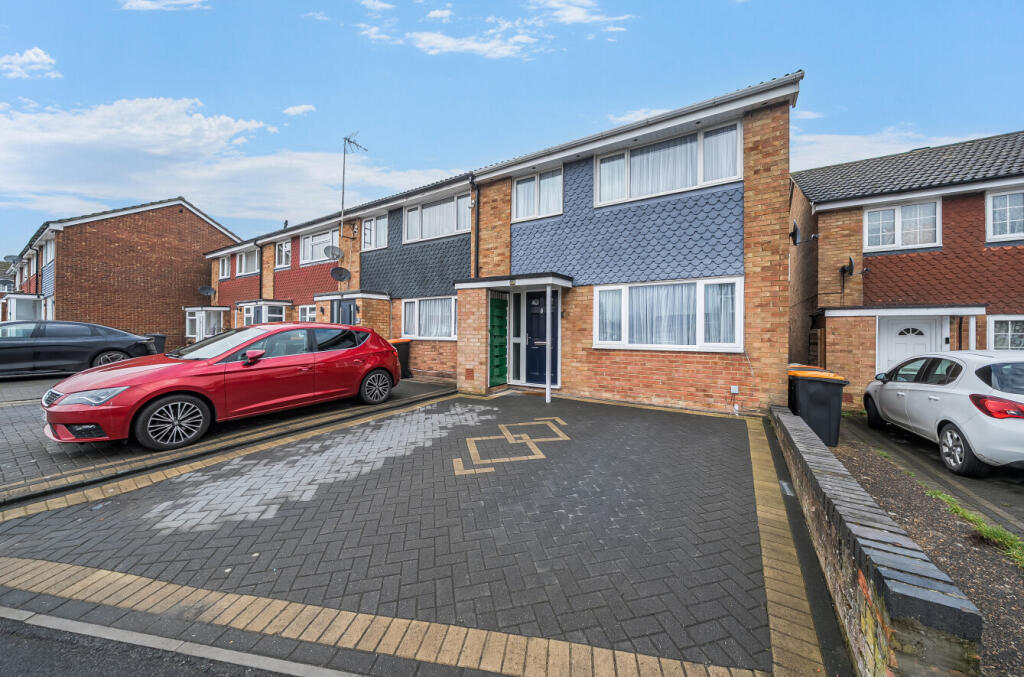 3 bedroom end of terrace house for sale in Cheyne Close, Dunstable ...