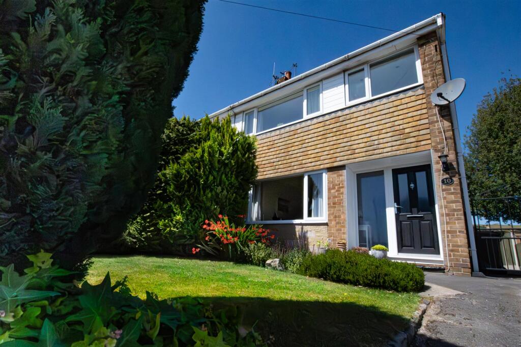 3 bedroom semi-detached house for sale in Broadgate, Ossett, WF5