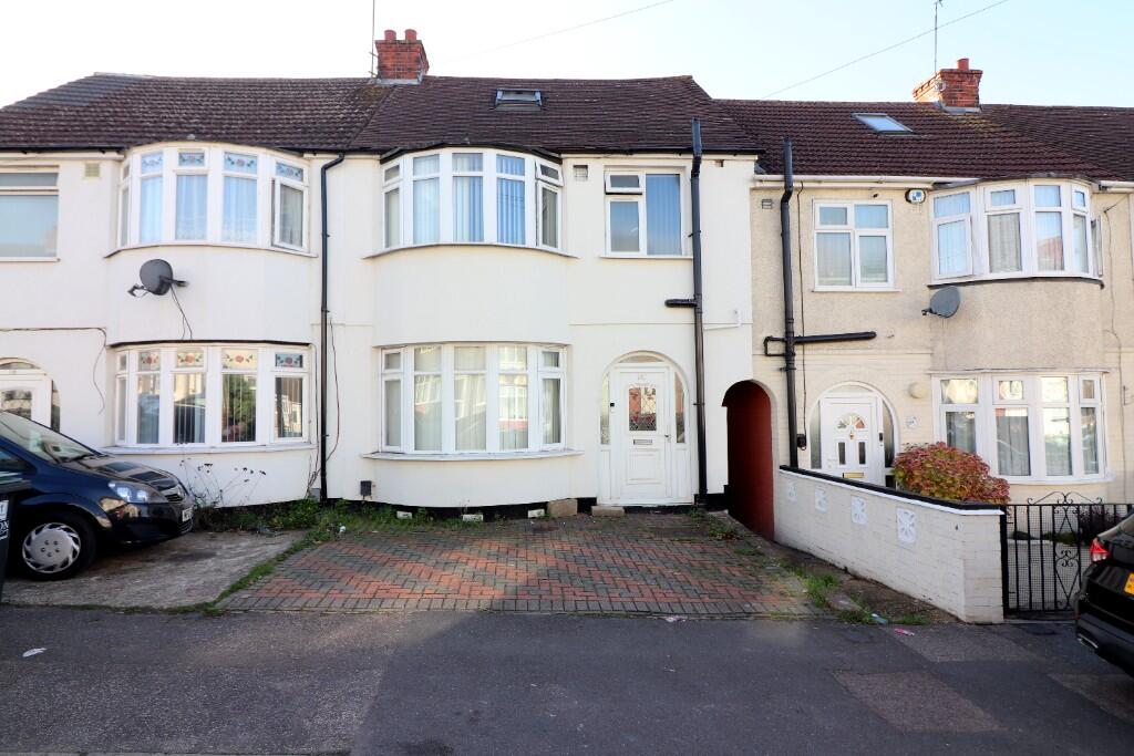 3 bedroom terraced house for sale in Chester Avenue, Luton ...