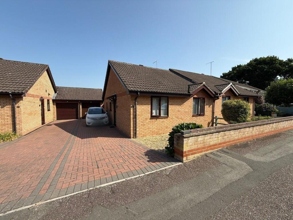 2 bedroom semi-detached bungalow for sale in Laburnum Way, Yeovil ...
