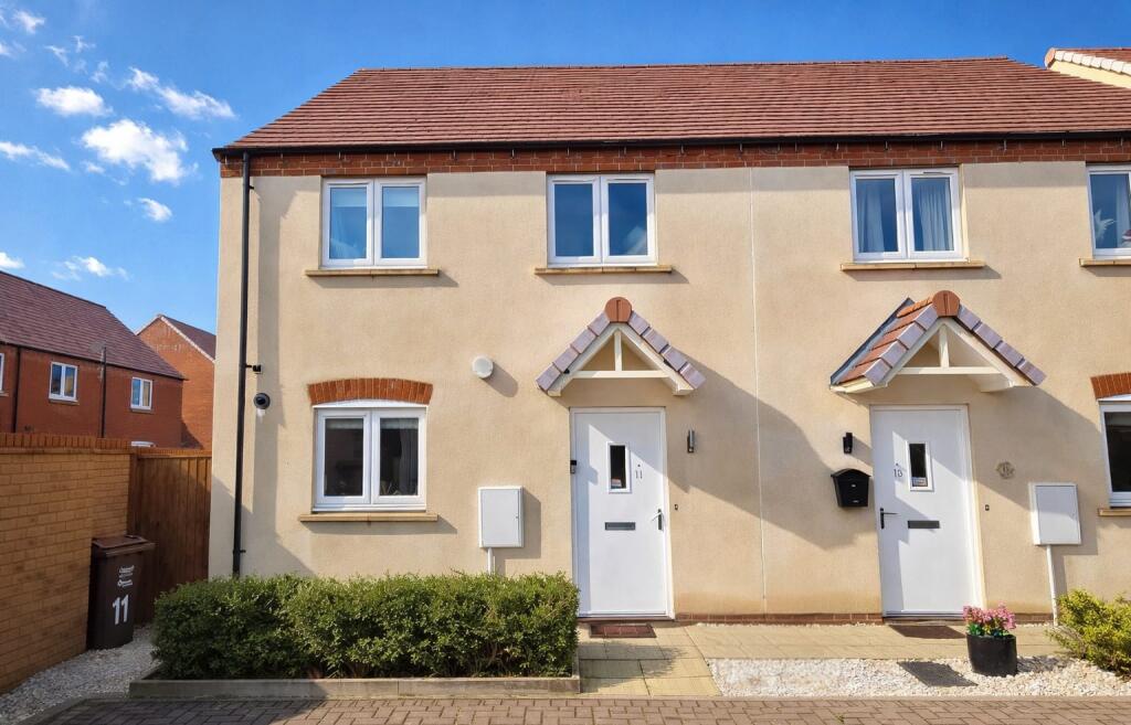 3 bedroom semi-detached house for sale in Redcar Road, Bicester, OX26