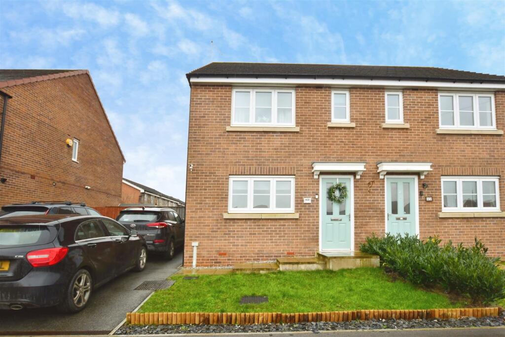 3 bedroom semi-detached house for sale in Waudby Way, Hull, HU9